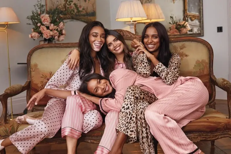 » Victoria’s Secret presenta su colección de Navidad en Londres.LOFF.IT